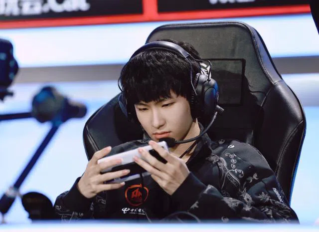 AG2-3不敵DYG，一諾瘋狂被單殺，狀態真的差，讓人失望 – 遊戲内參