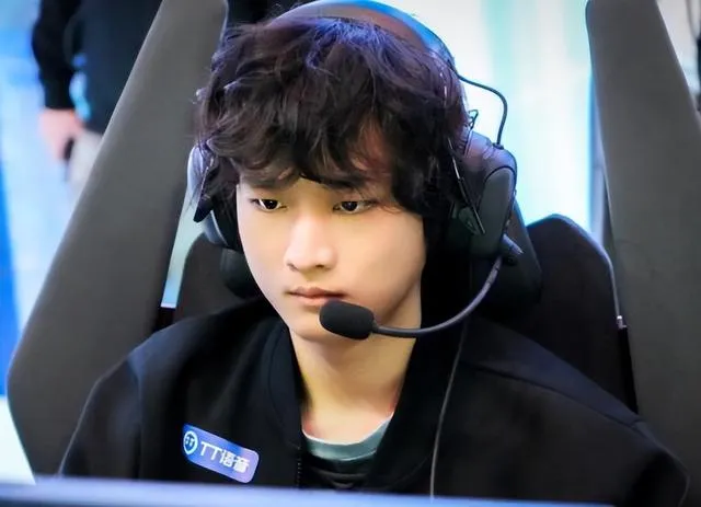 Theshy粉絲組團辱罵選手，引起rookie不滿，直言這種行為很過分 – 遊戲内參